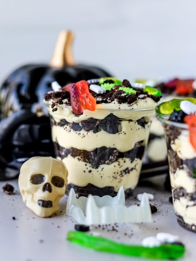 Halloween Dirt Cake Recipe with Gummy Worms - bits and bites